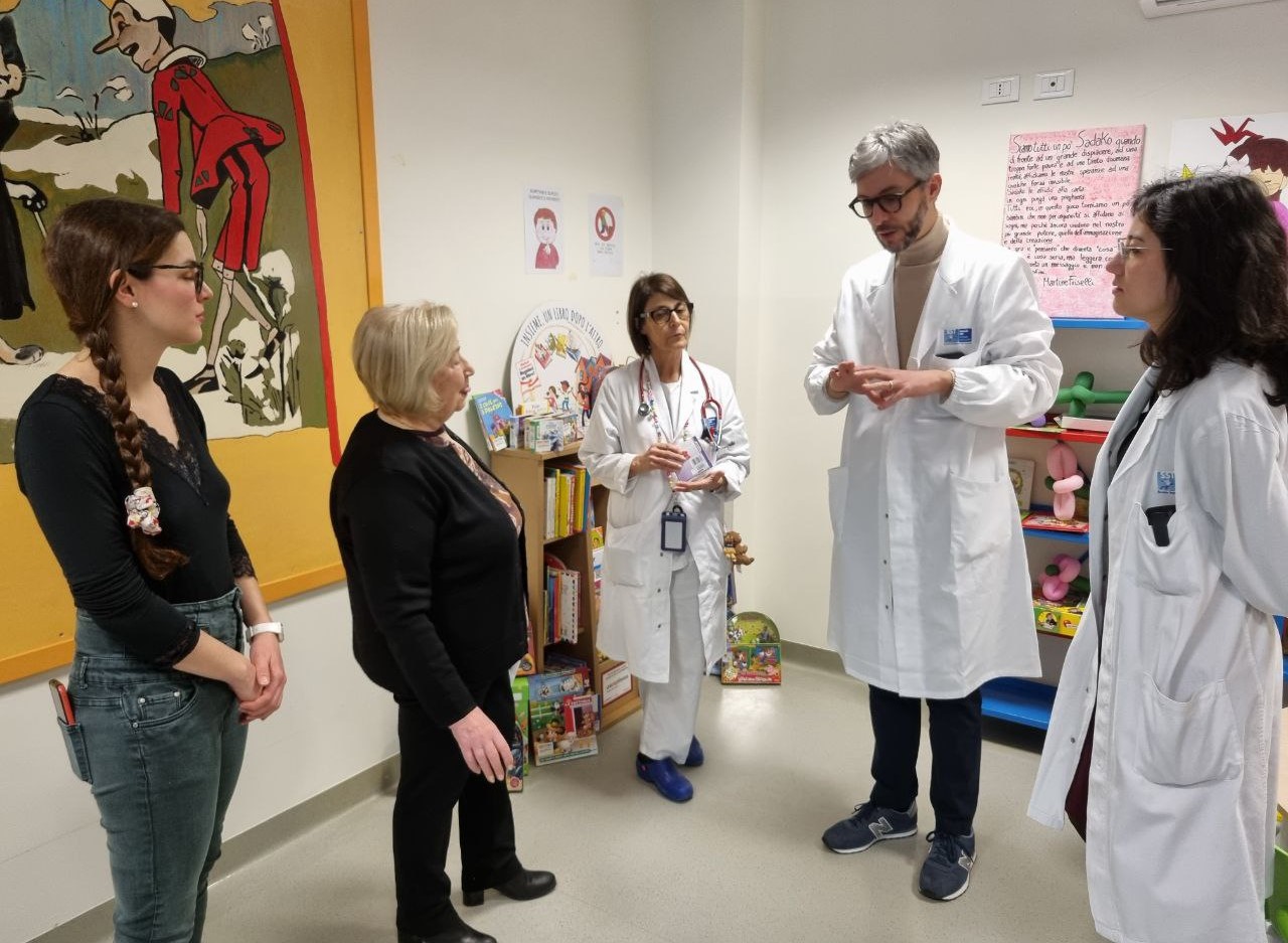 Un regalo speciale per la Pediatria di Lucca: arriva la “bibliotechina ...